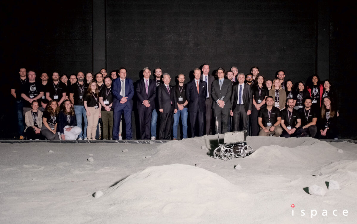 ispace EUをルクセンブルク大公国大公殿下他、政府関係者が視察のため来訪 月面探査ミッションに臨むマイクロローバーはまもなく完成予定 | ispace