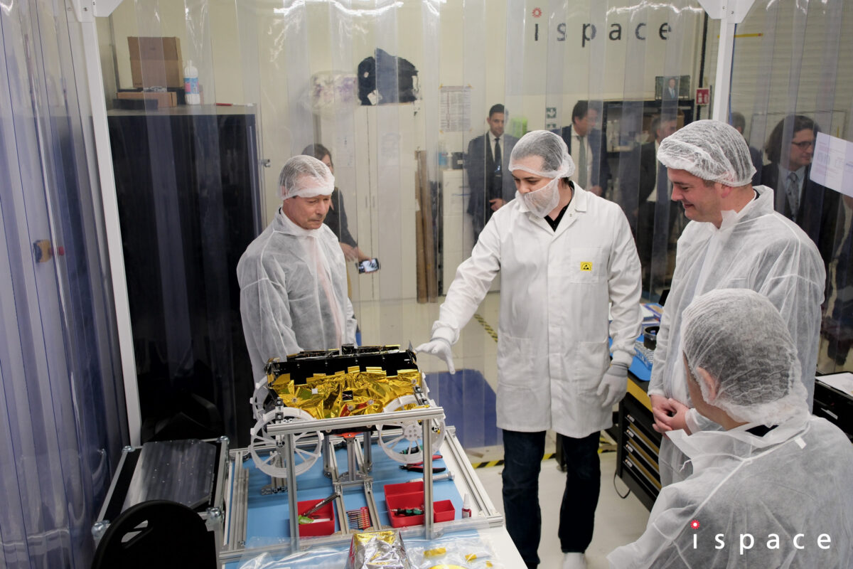 ispace EUをルクセンブルク大公国大公殿下他、政府関係者が視察のため来訪 月面探査ミッションに臨むマイクロローバーはまもなく完成予定 | ispace